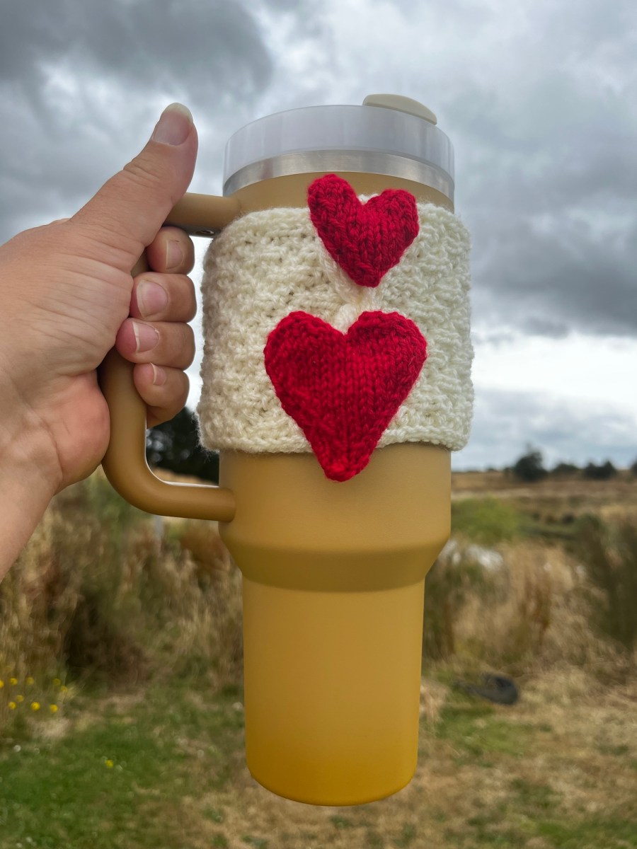 Stanley Cup Wrap – Free Knitting Pattern – The Knit Guru